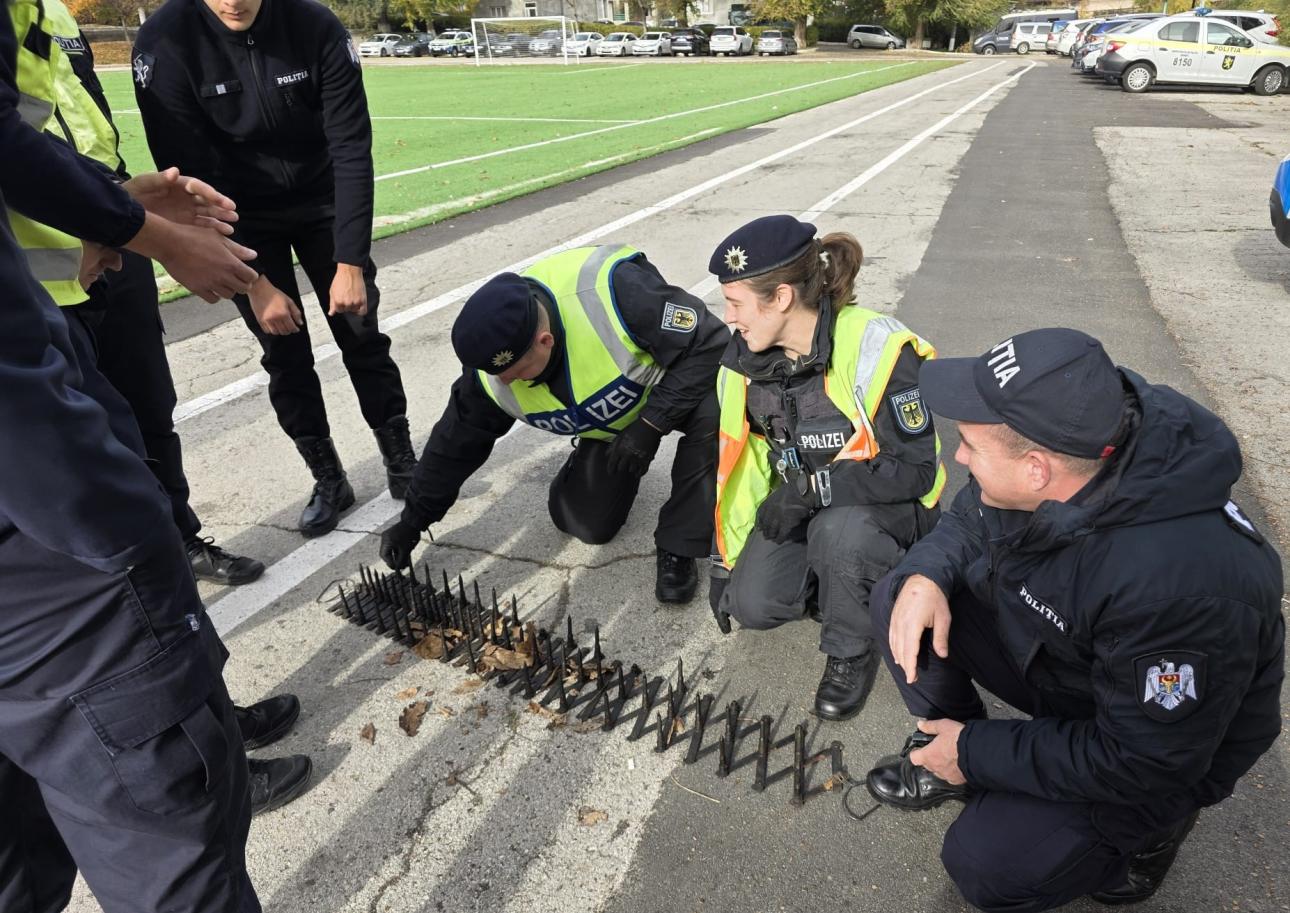 Polițiști instruiți în domeniul controlului și urmăririi mobile, cu ...