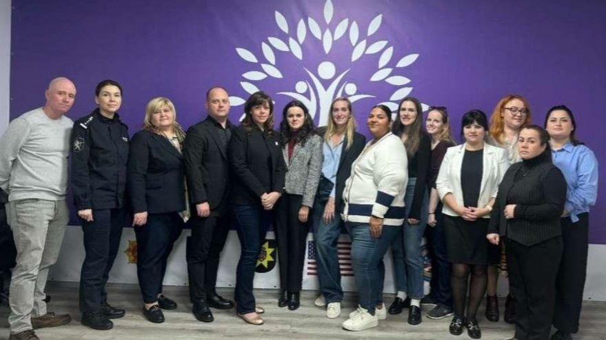 Experți americani în vizită la Centrul de Justiție Familială al ...