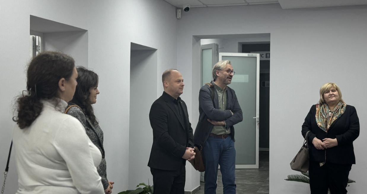 Experți americani în vizită la Centrul de Justiție Familială al ...