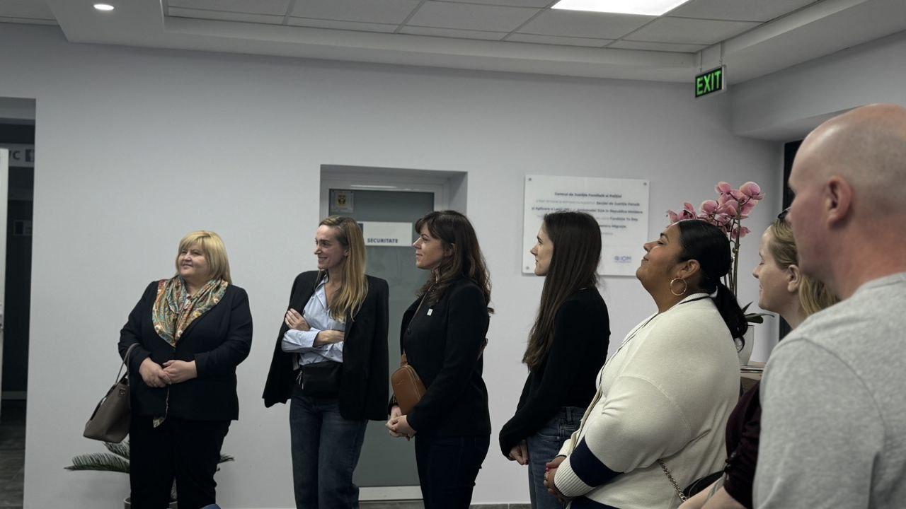 Experți americani în vizită la Centrul de Justiție Familială al ...